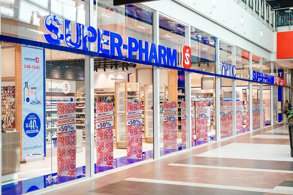 Super-Pharm rusza z nowym formatem sklepów i usługami fryzjerskimi