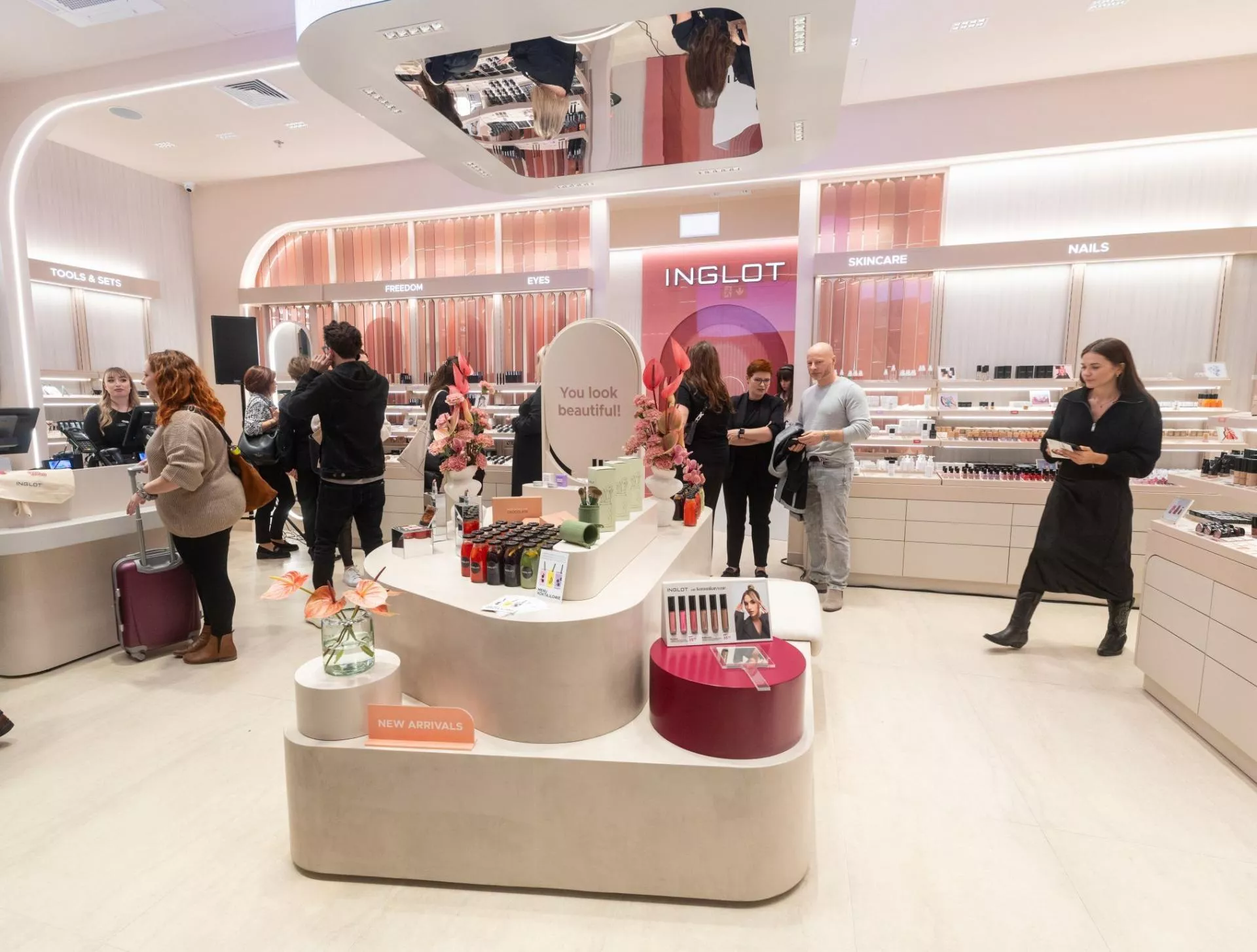 Sklep Inglot w nowym koncepcie już otwarty w Galerii Krakowskiej